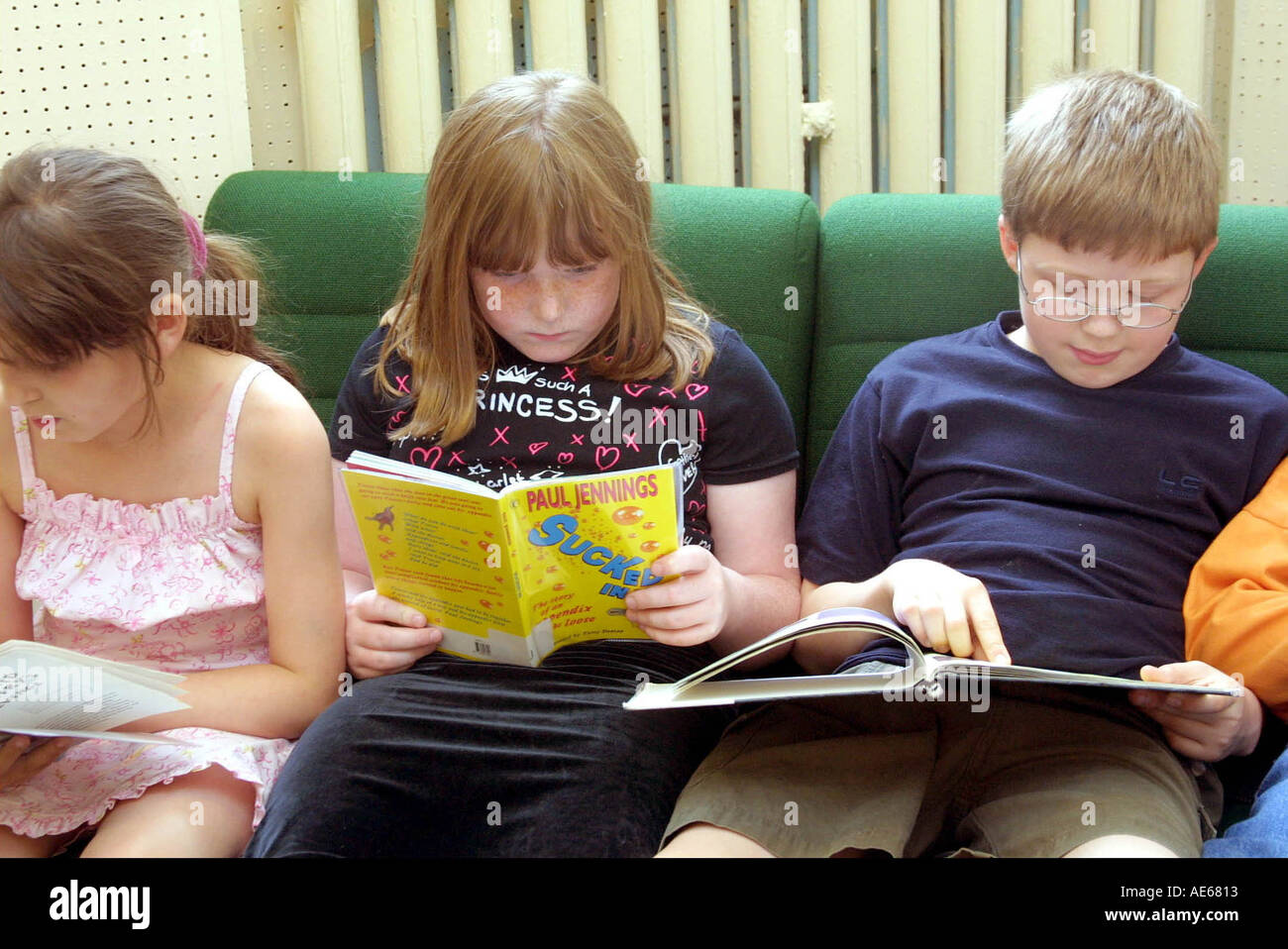 Primary school children 7 to 8 year old in library Stock Photo - Alamy