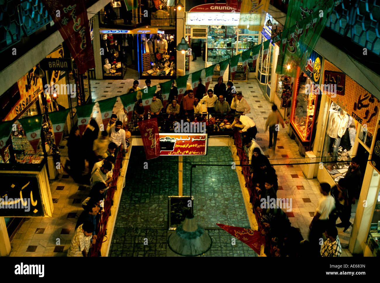 Iran: shoppers at a mall in Shiraz Stock Photo - Alamy