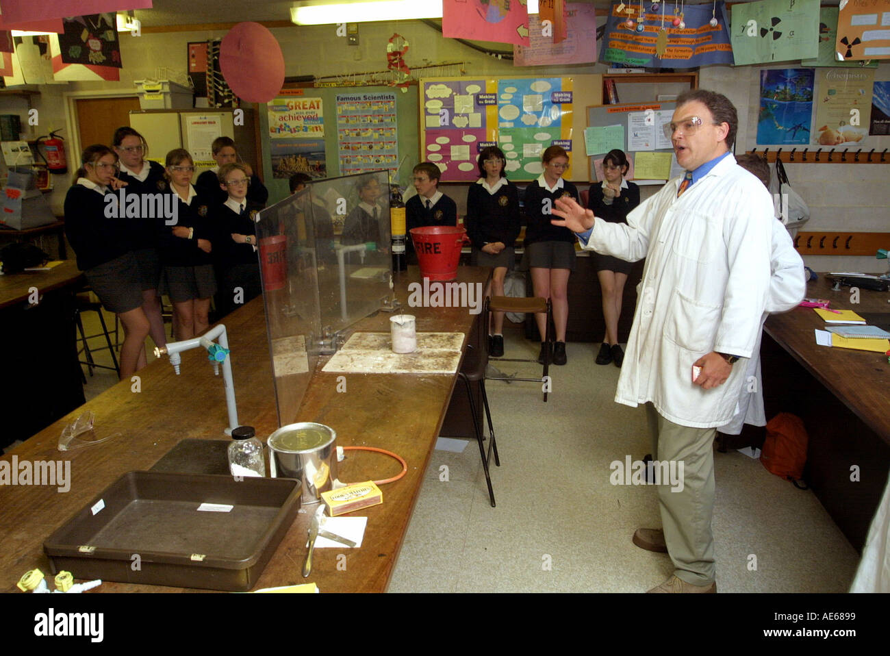 Secondary school children in chemistry class Stock Photo - Alamy