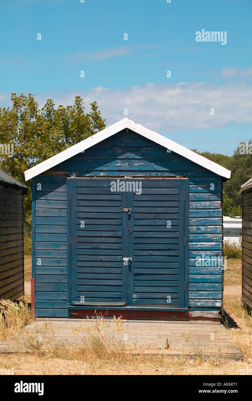 scruffy beach hut west mersea Stock Photo - Alamy