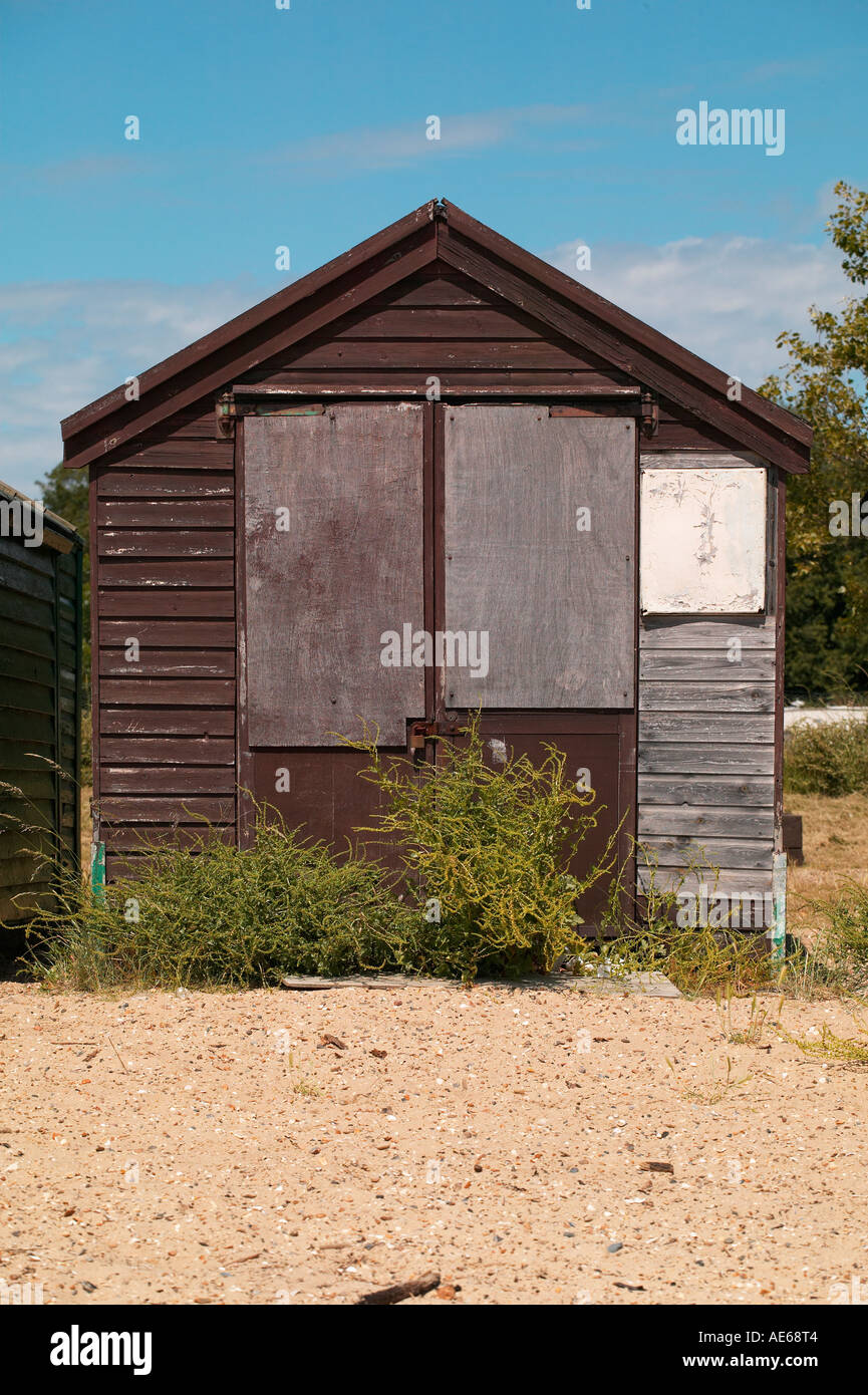 scruffy beach hut west mersea Stock Photo - Alamy