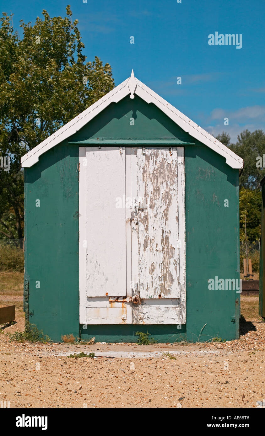 scruffy beach hut west mersea Stock Photo - Alamy