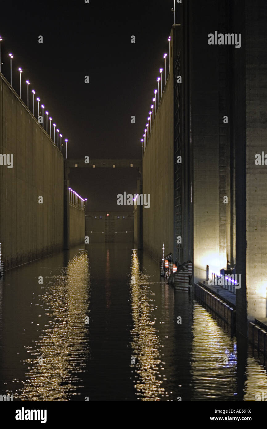 Three gorges dam ship lock hi-res stock photography and images - Alamy