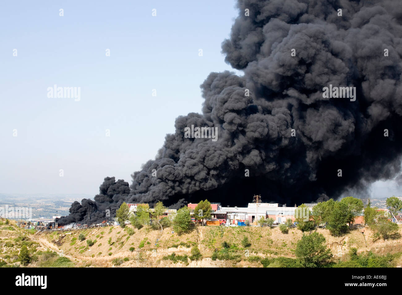 Black smoke factory hi-res stock photography and images - Alamy