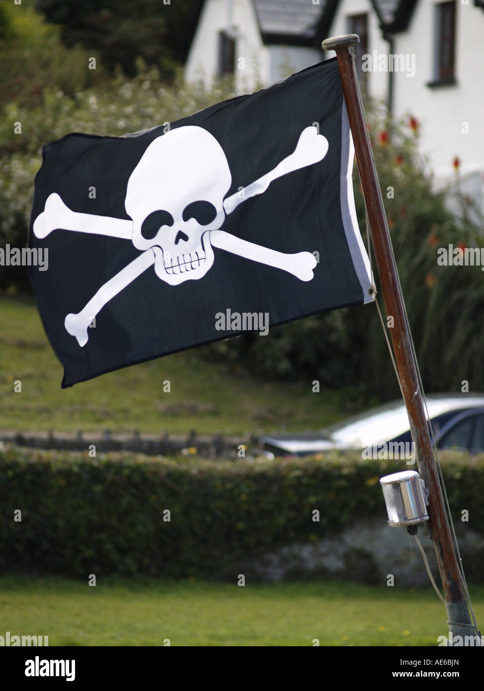 Jolly roger pirate flag flying hi-res stock photography and images - Alamy