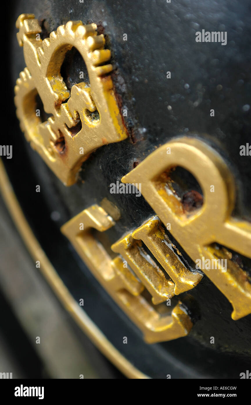 Elizabeth regina crest hi-res stock photography and images - Alamy