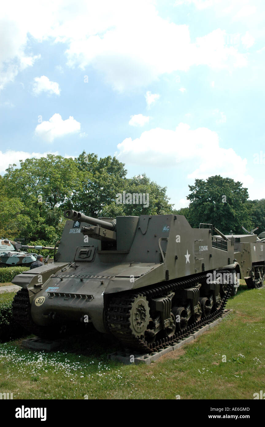 Canadian Sexton self-propelled gun with mk-2 87,6 mm calibre howitzer ...