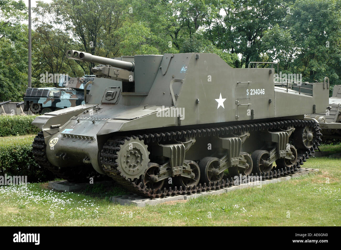 Canadian Sexton self-propelled gun with mk-2 87,6 mm calibre howitzer ...