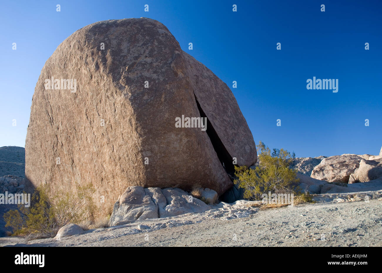 Split rock road hi-res stock photography and images - Alamy