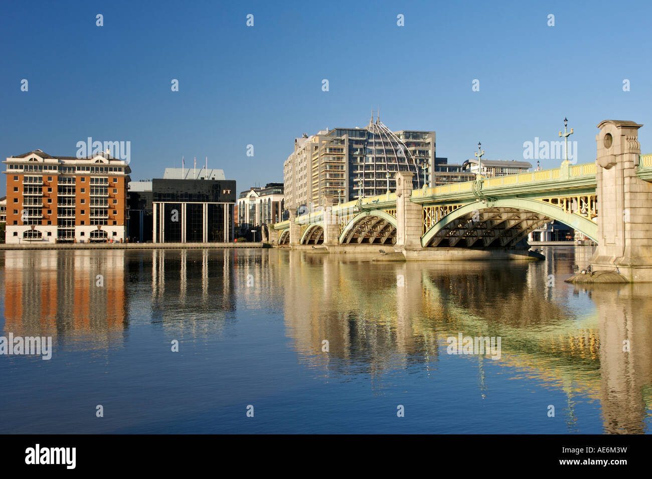 Early morning view of Southwark bridge spanning the Thames River in ...