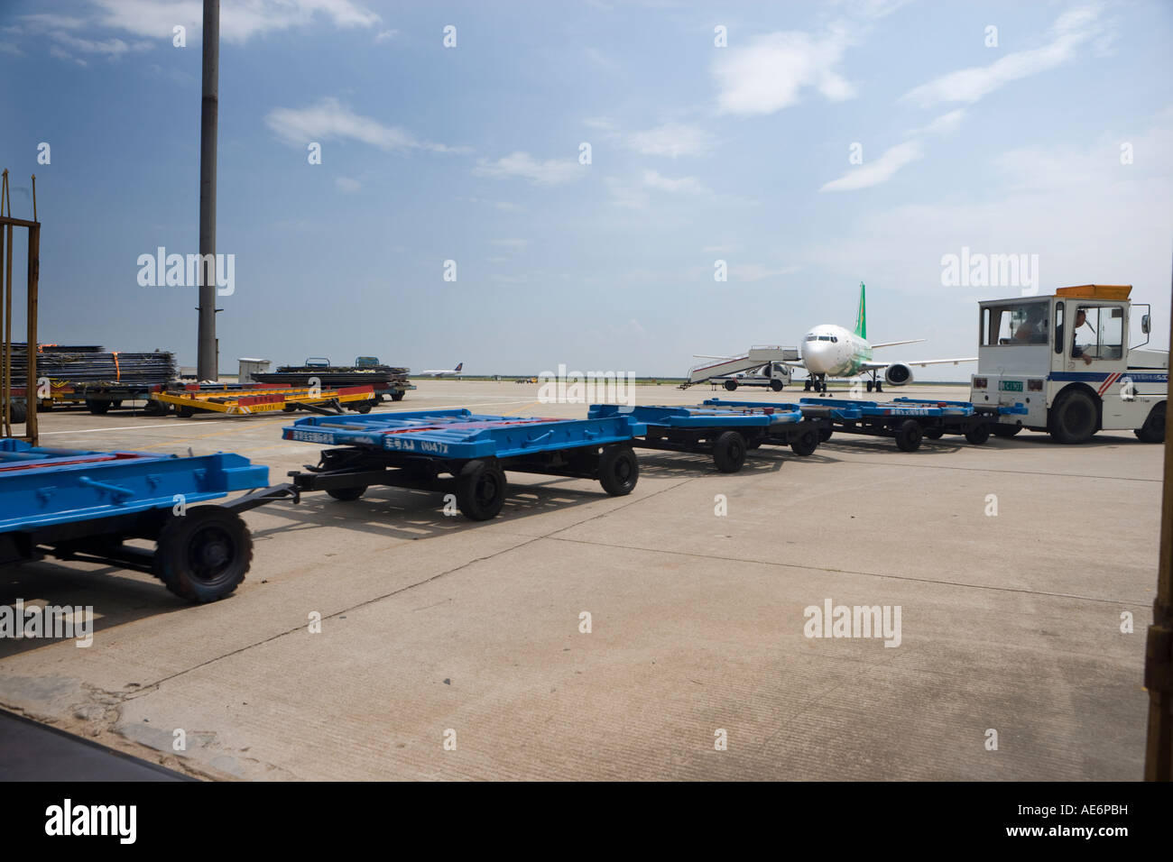 airport cargo vehicle Stock Photo - Alamy