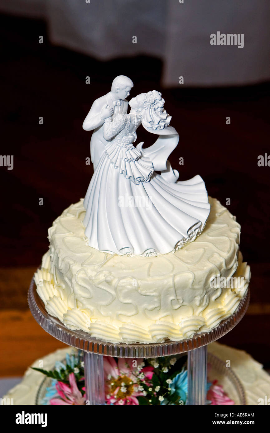 Ceramic Wedding Cake Topper of Bride and Groom Dancing Stock Photo - Alamy