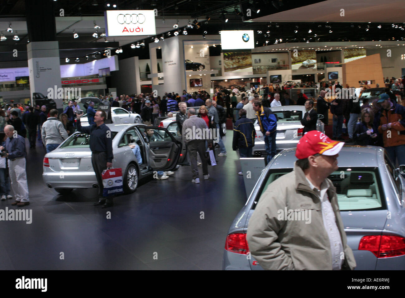 Crowd and cars at the 2007 North American International Auto Show Stock ...