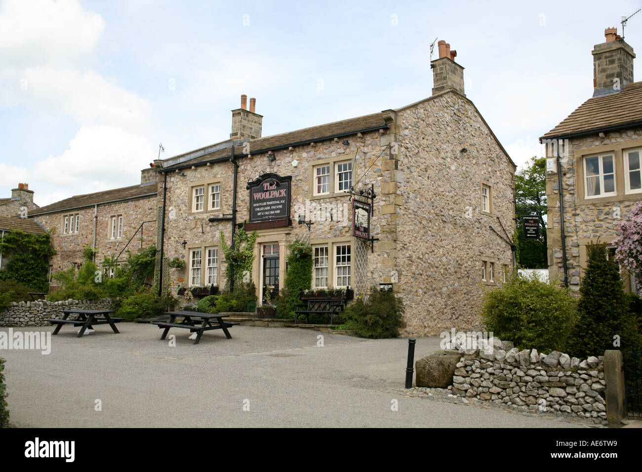 Woolpack pub emmerdale hi-res stock photography and images - Alamy
