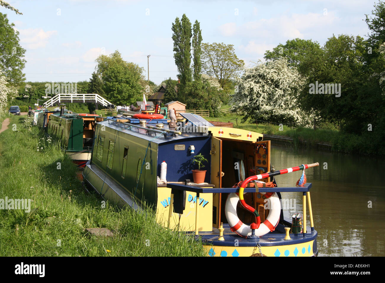 Green painted narrow boat hi-res stock photography and images - Alamy