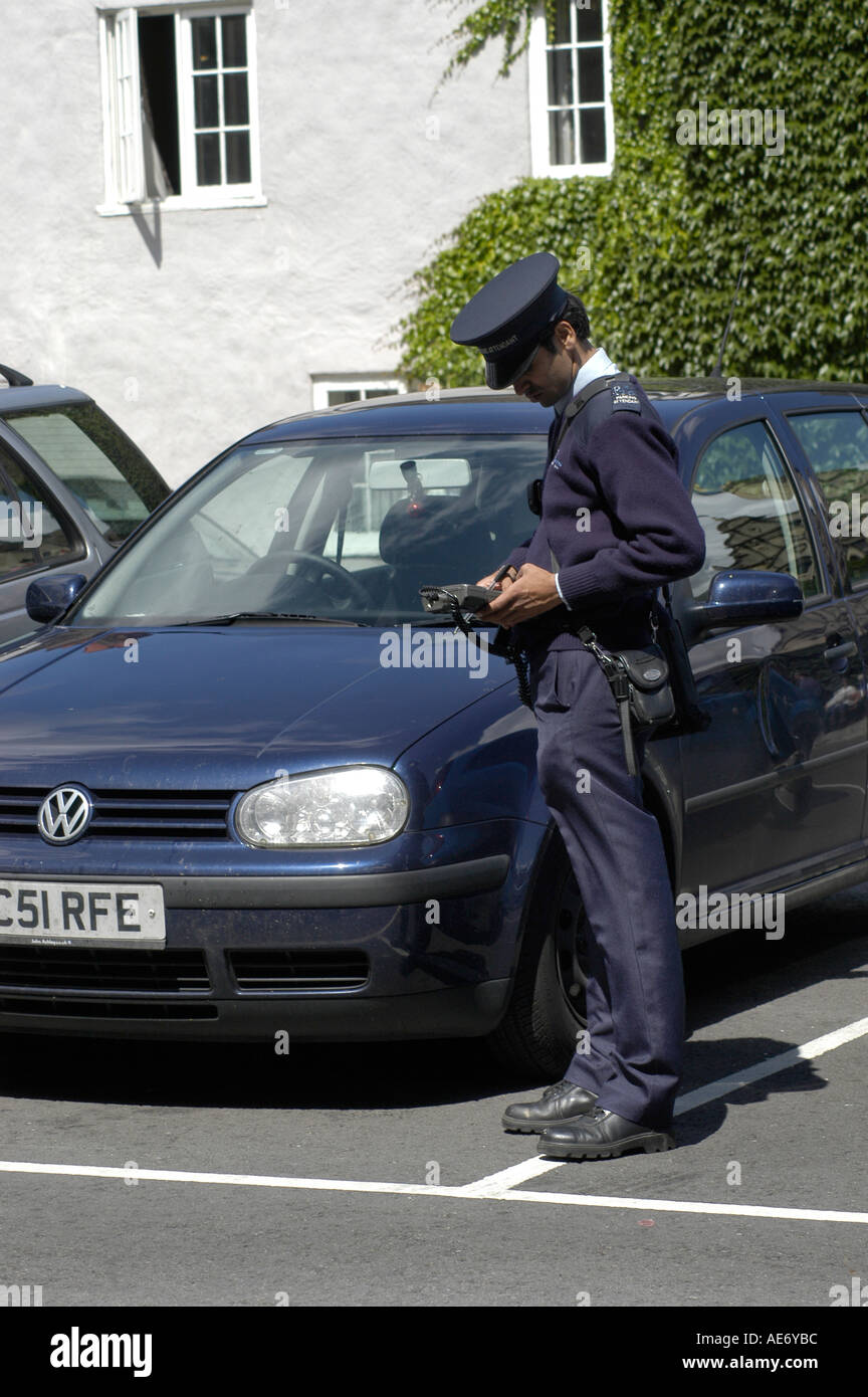 Traffic parking officer issuing a parking ticket in Oxfords Broad ...