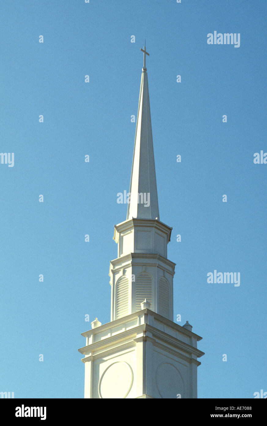 White steeple church hi-res stock photography and images - Alamy