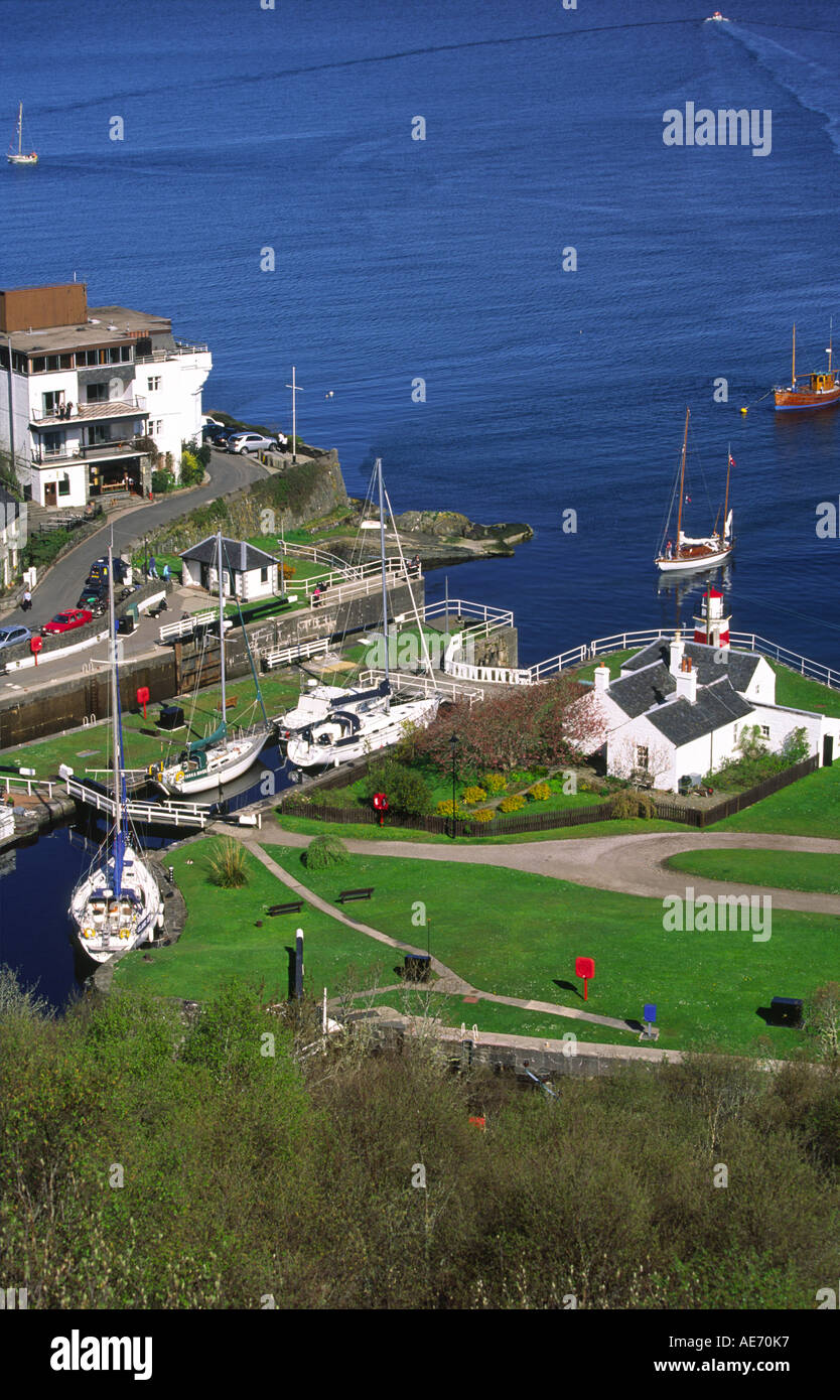 Crinan canal sea lock lighthouse hi-res stock photography and images ...