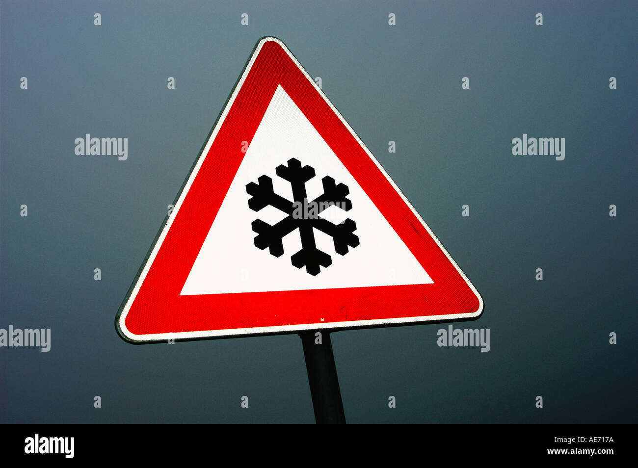 Traffic sign slippery road Stock Photo - Alamy