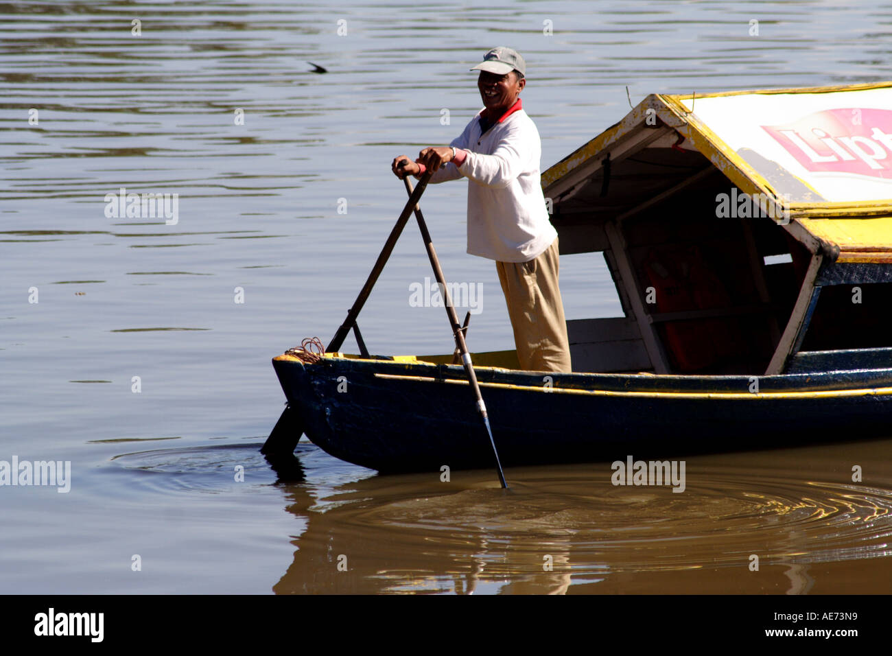 Malaysian tambang boat on sungai hi-res stock photography and images ...