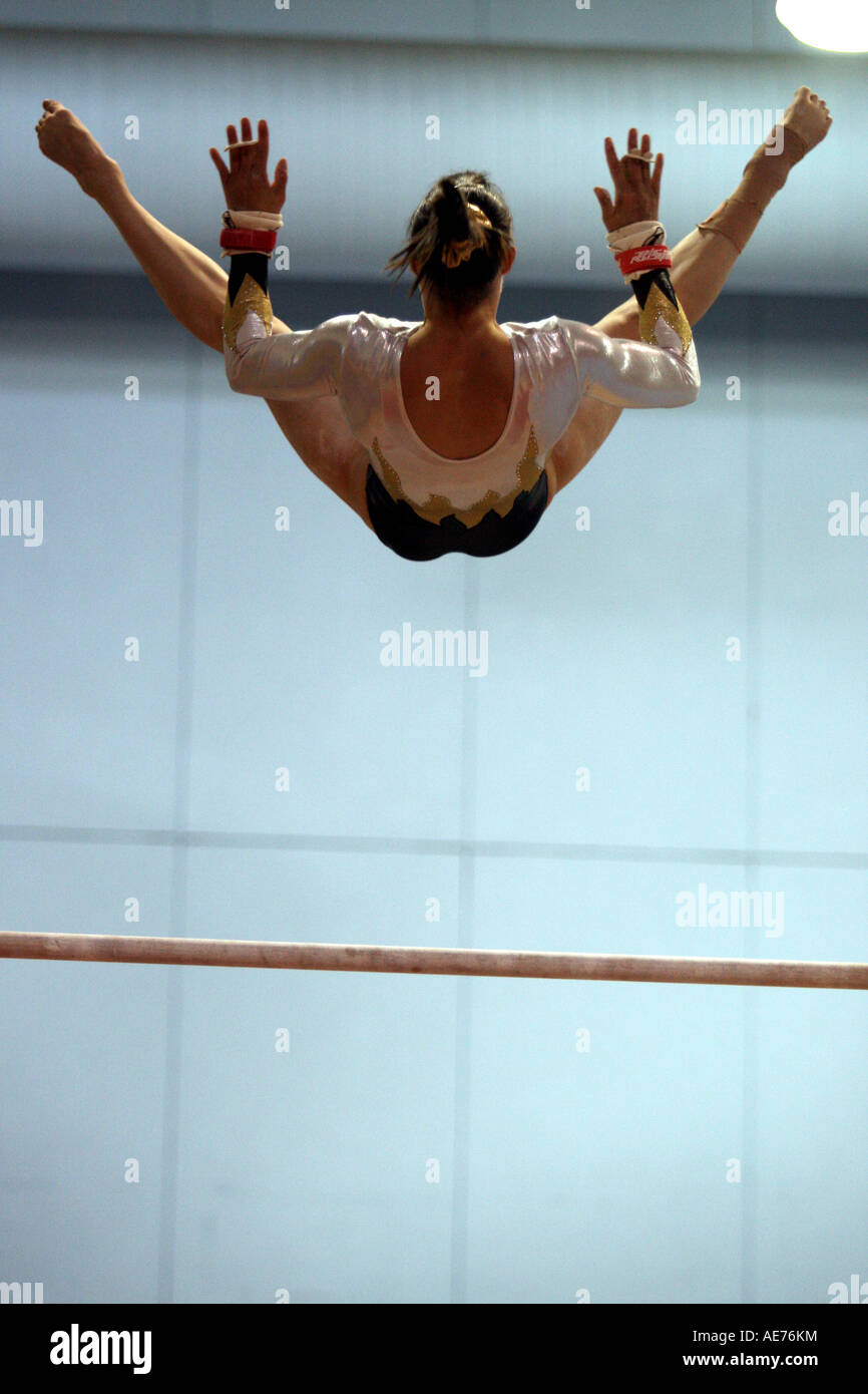 Female gymnast beam fall hi-res stock photography and images - Alamy
