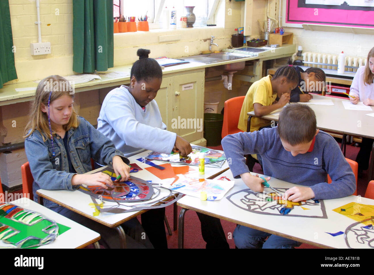 Primary school children 8 to 9 year old in art class Stock Photo - Alamy