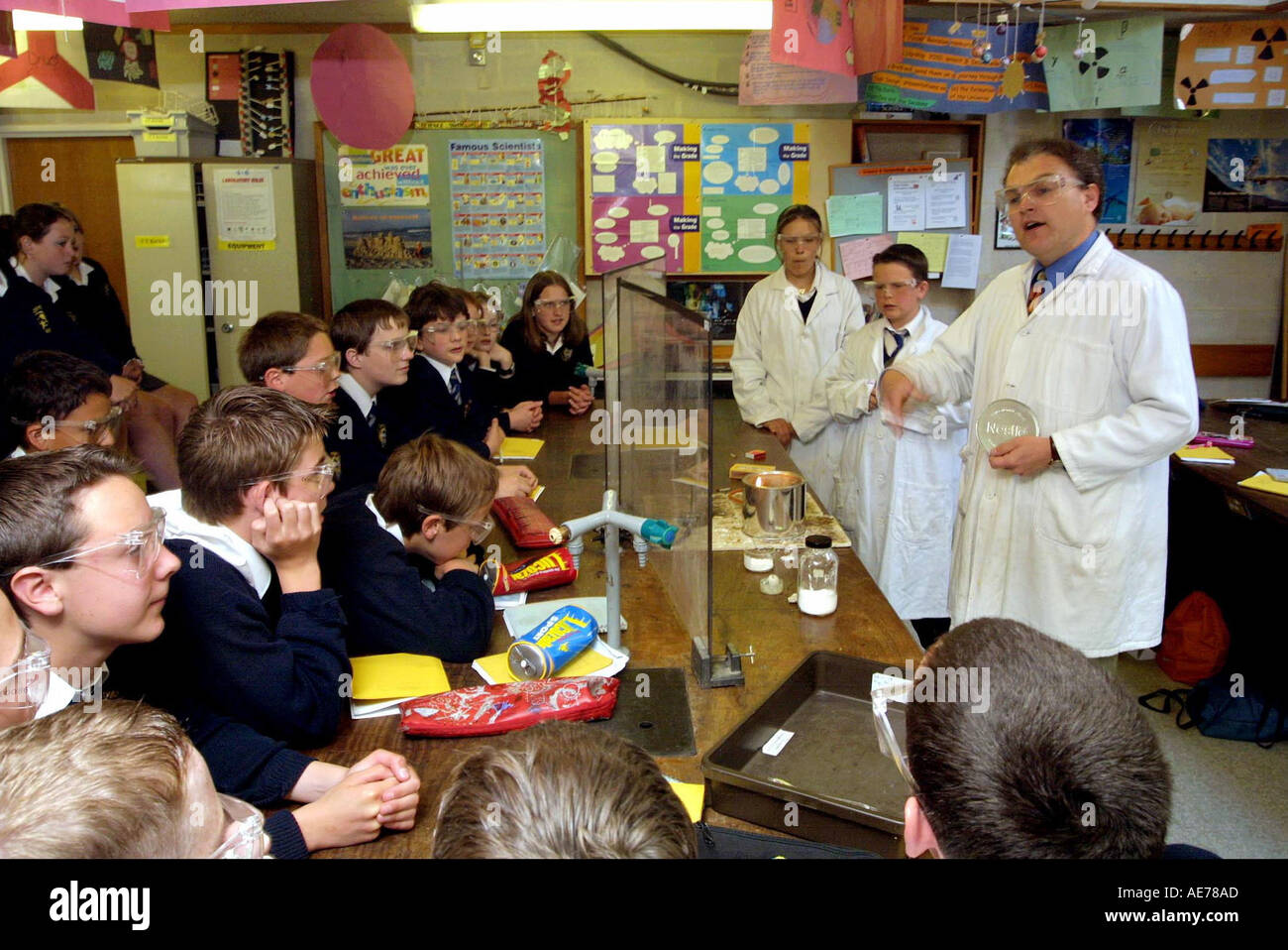 Secondary school children in chemistry class Stock Photo - Alamy