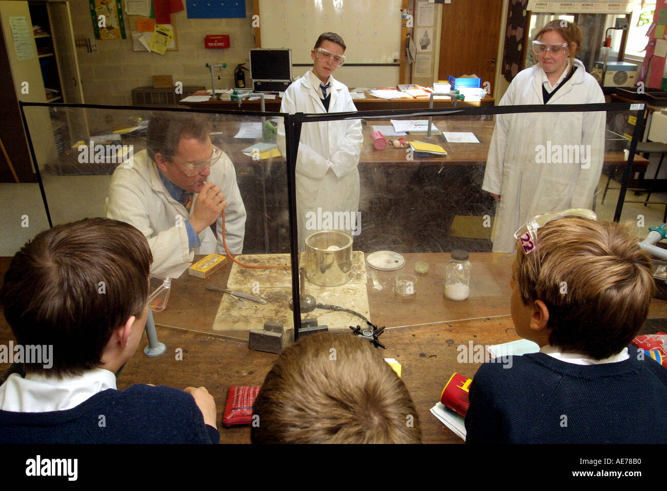 Secondary school children in chemistry class Stock Photo - Alamy