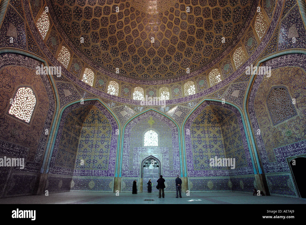 Sheik Lotfallah Mosque in Esfahan's Imam Khomeini Square, Iran Stock ...