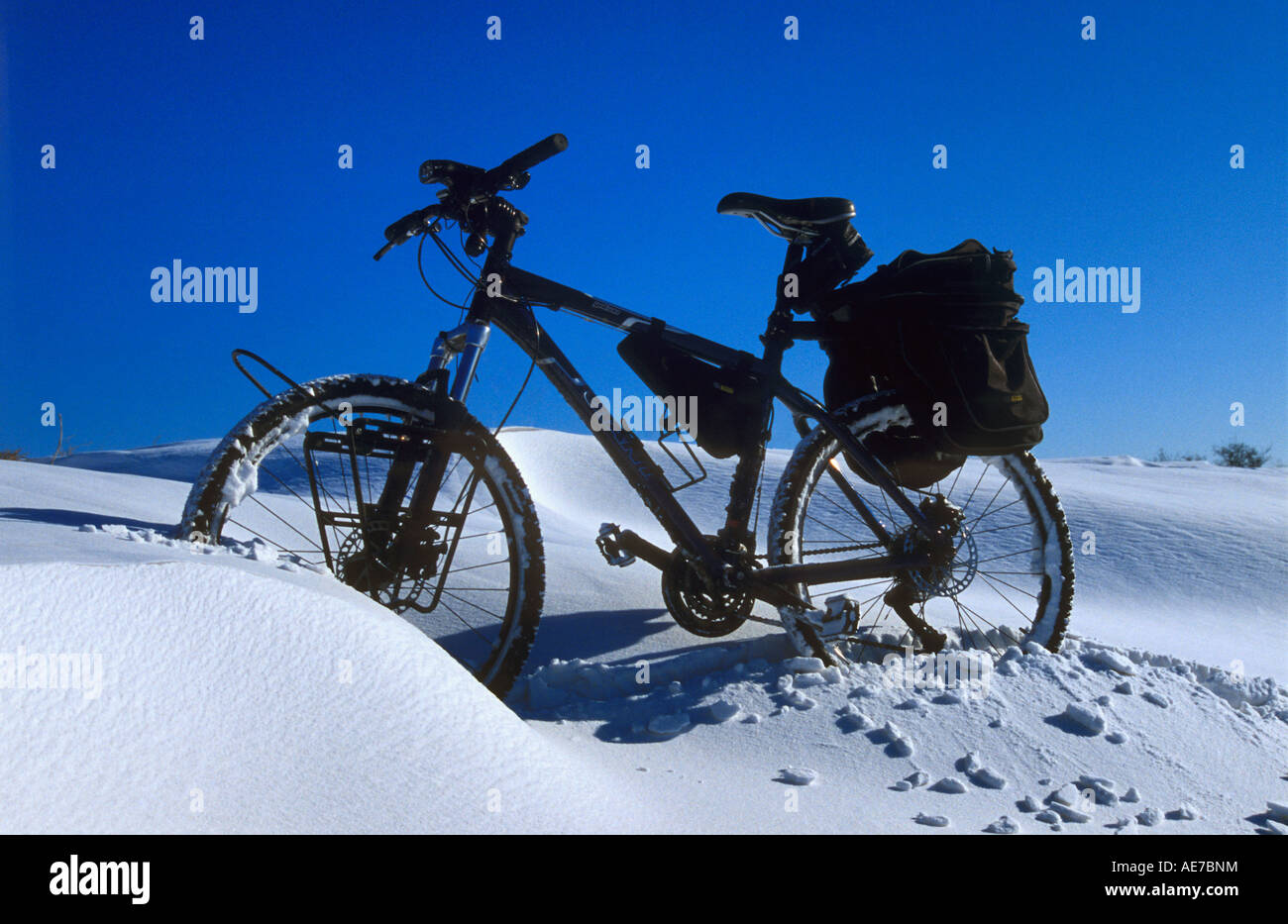 Bike in the snow - extreme winter cycling Stock Photo - Alamy