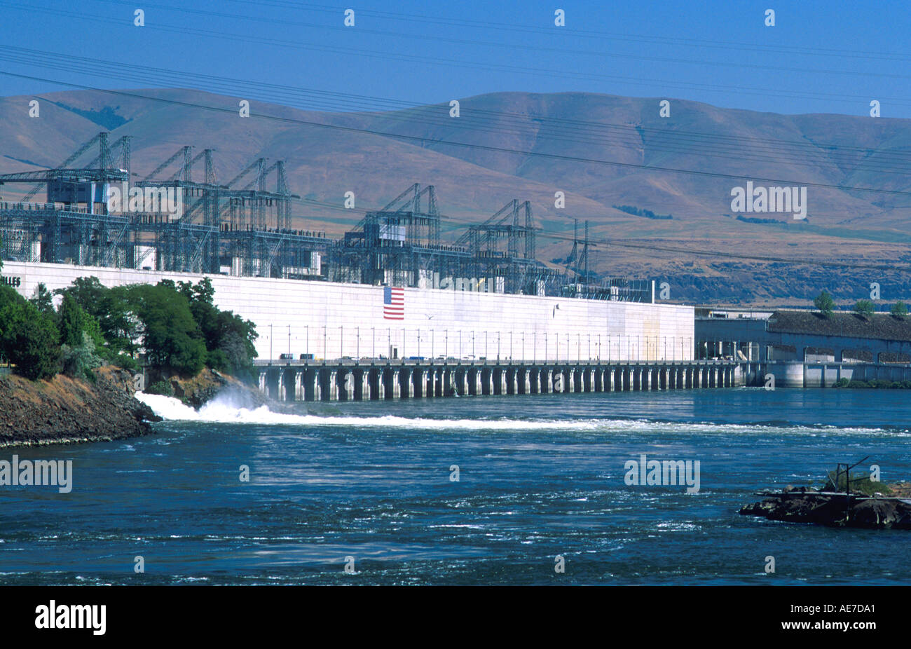 The Dalles hydroelectric dam located on the Columbia River in Oregon ...