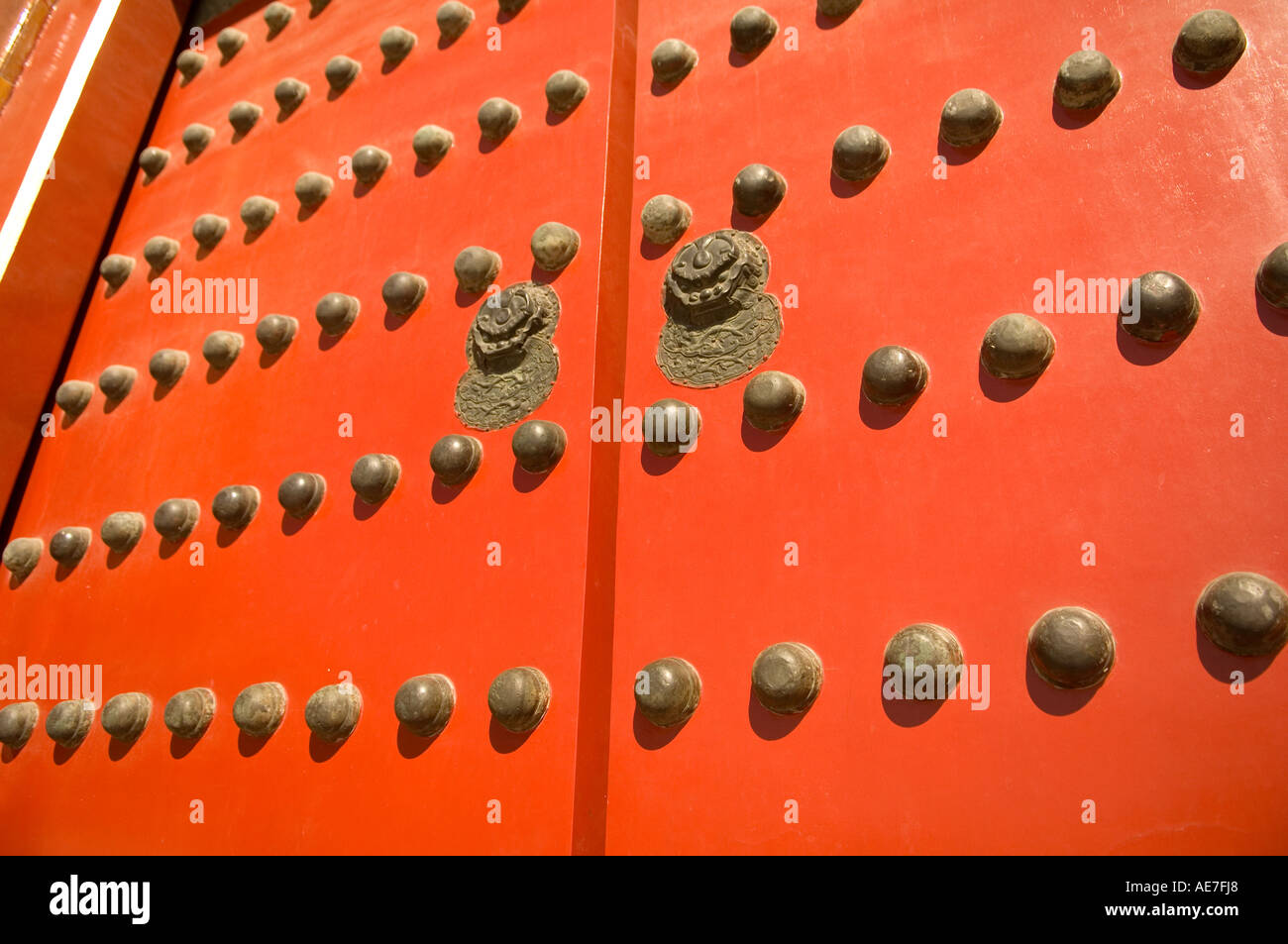 Traditional Chinese red gate in forbidden city Stock Photo - Alamy