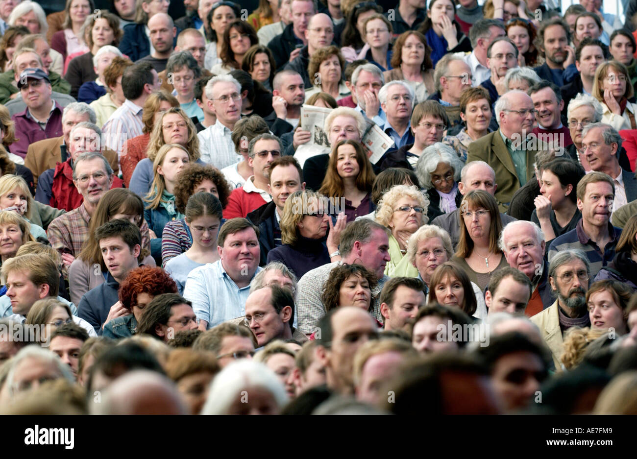 Interior audience watching crowd people hi-res stock photography and ...
