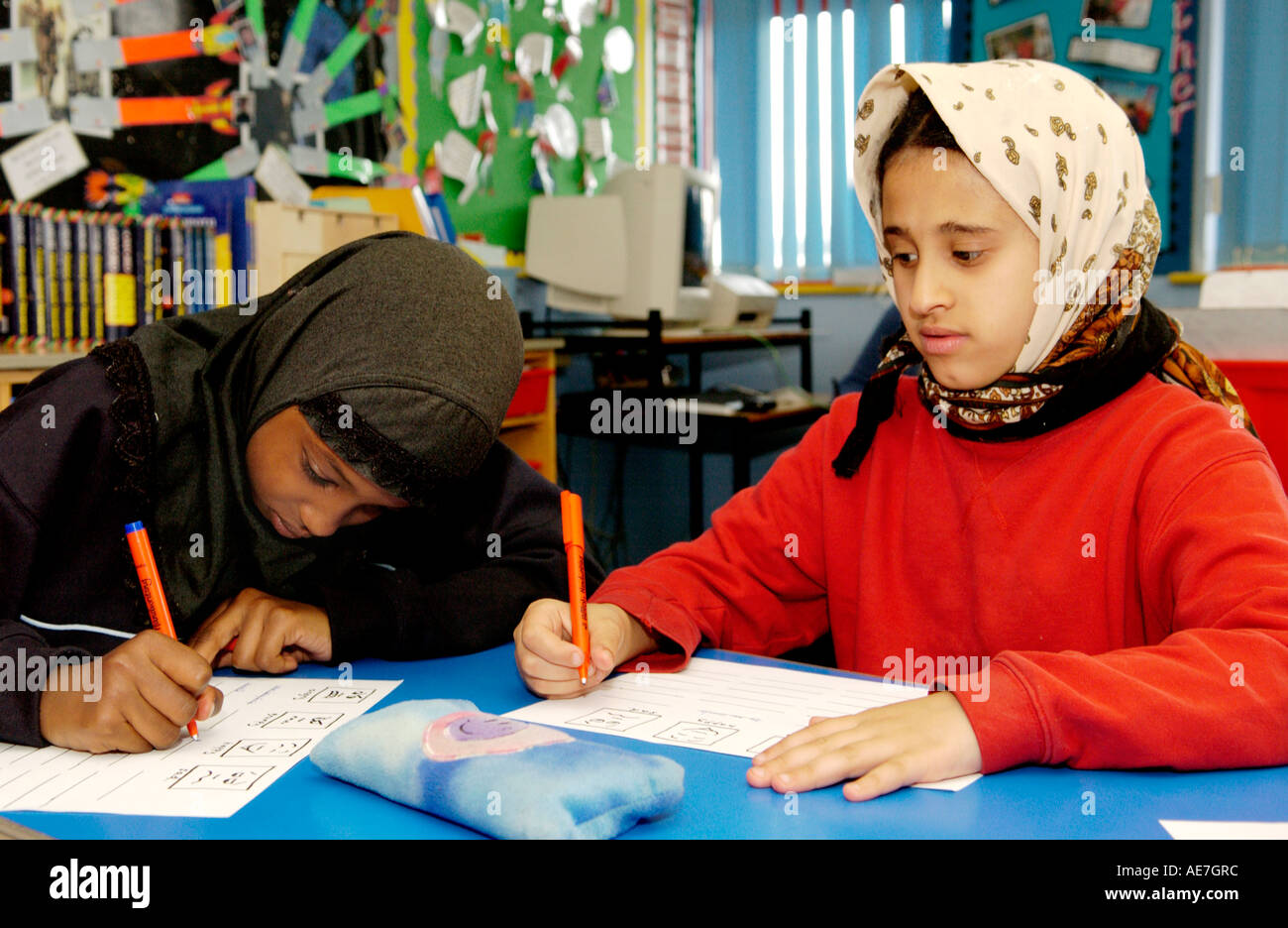 Schoolgirls in uniform uk hi-res stock photography and images - Alamy