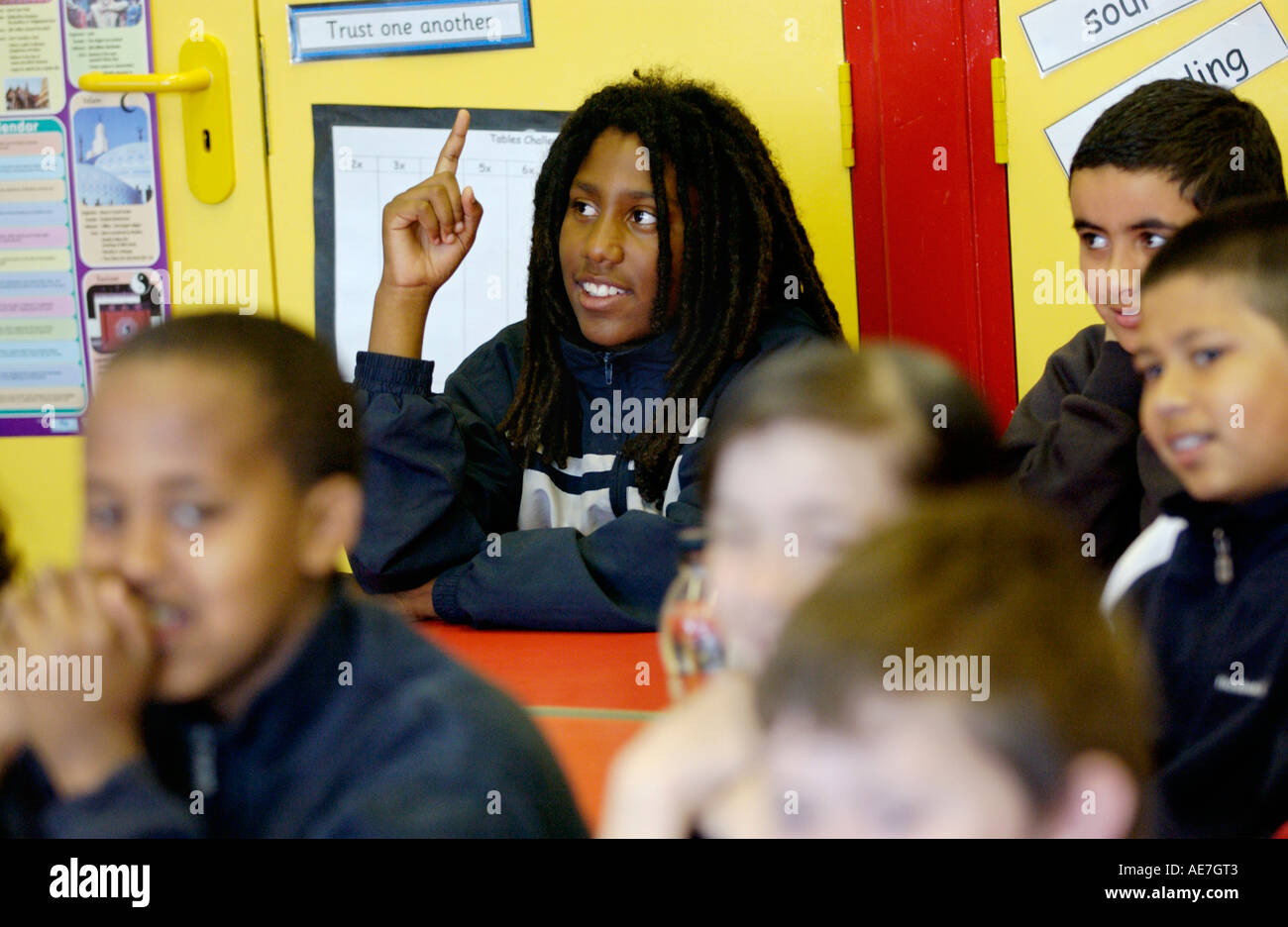 Group of school children uk classroom hi-res stock photography and ...