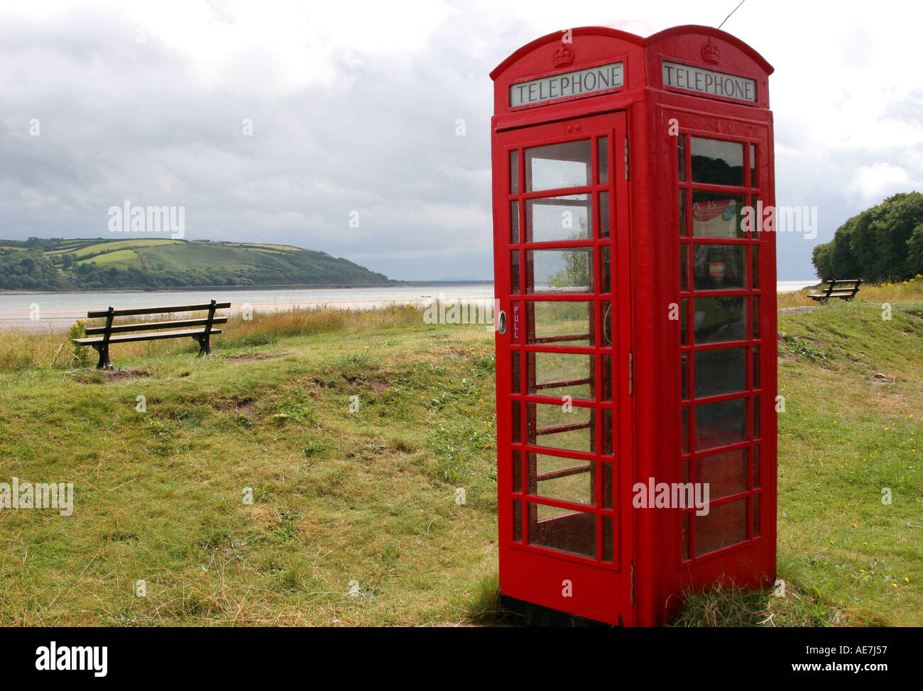 red telephone kiosk in rural setting Stock Photo - Alamy