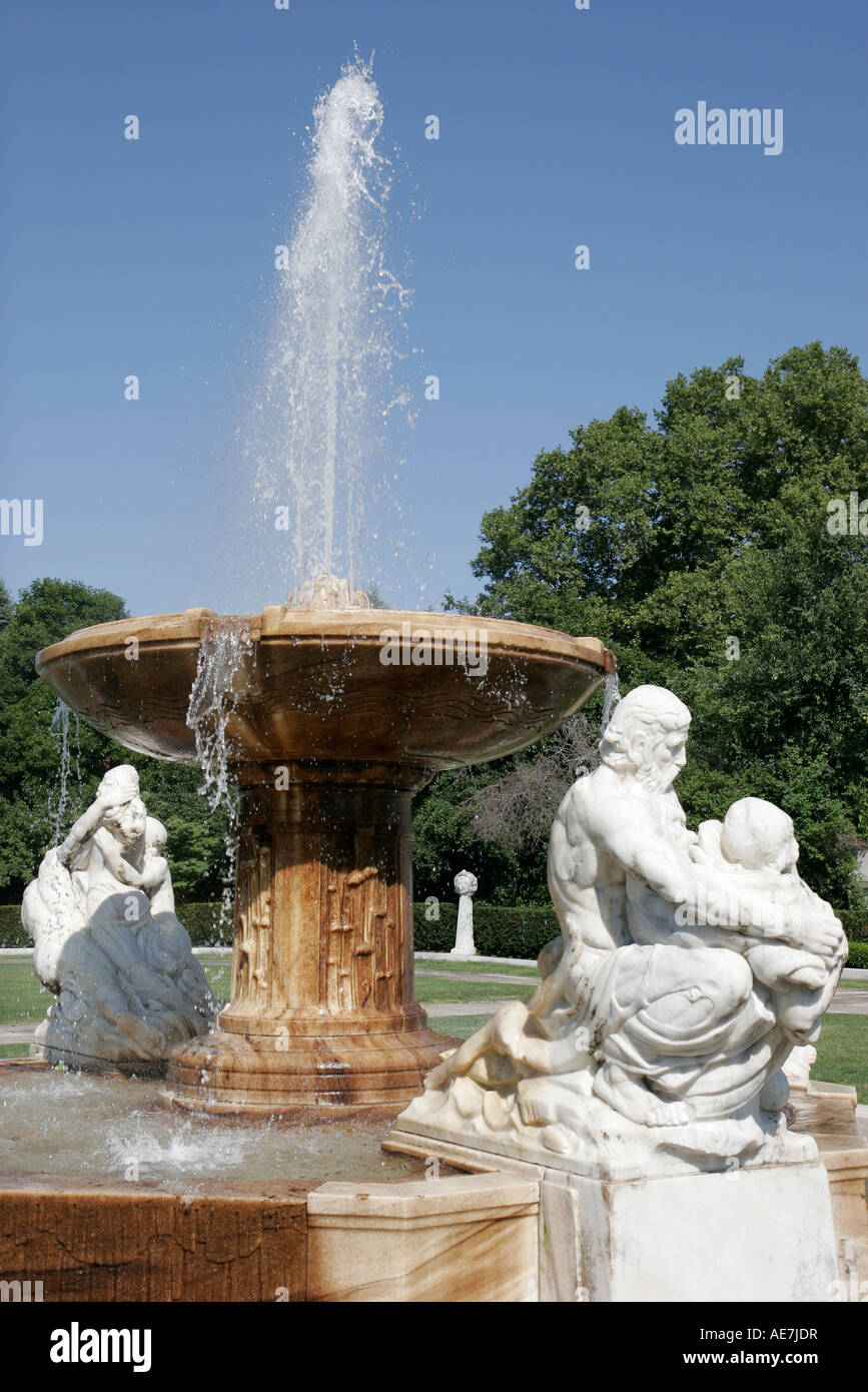 Classical fountain near museum of art hi-res stock photography and ...