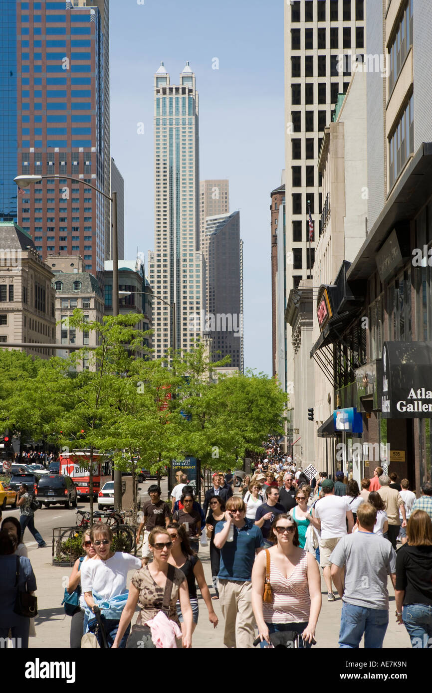 USA Illinois Chicago shopping on the magnificent mile Stock Photo - Alamy