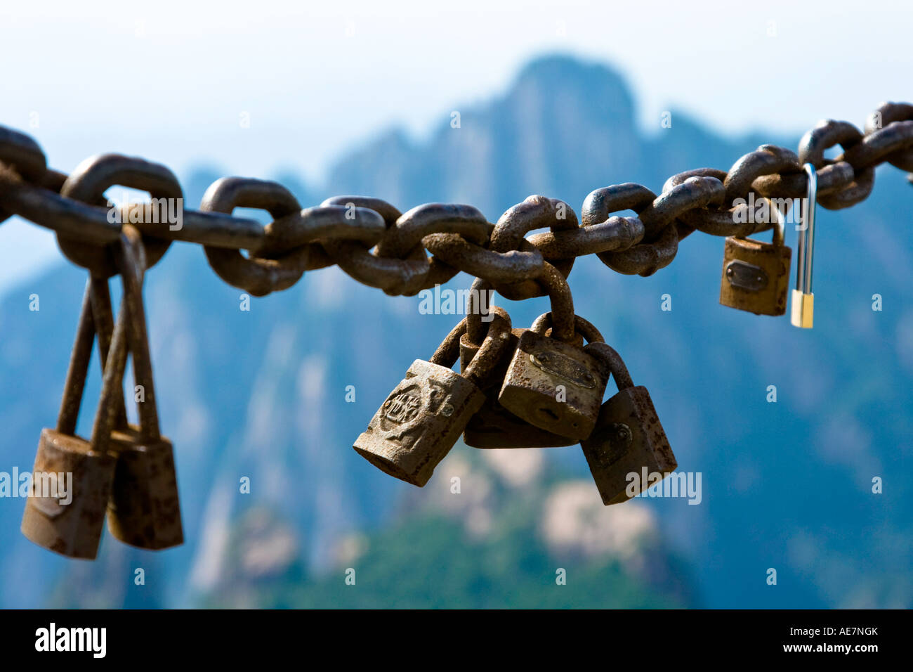 Mount huangshan locks hi-res stock photography and images - Alamy