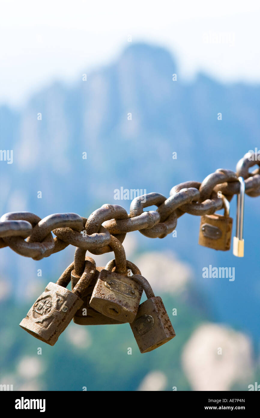Mount huangshan locks hi-res stock photography and images - Alamy