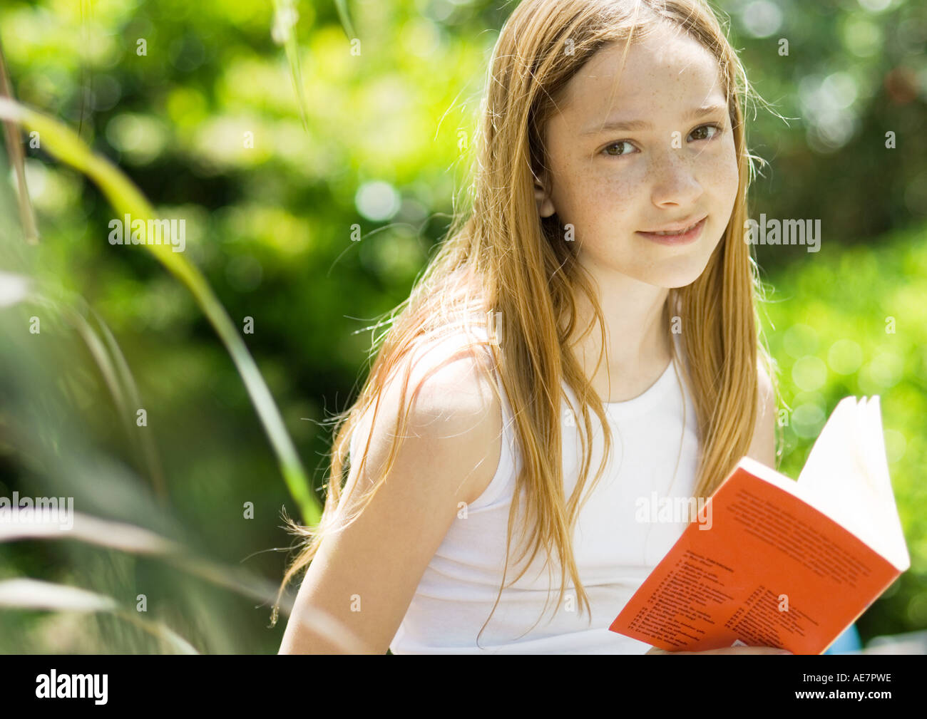 Pretty girls book hi-res stock photography and images - Alamy