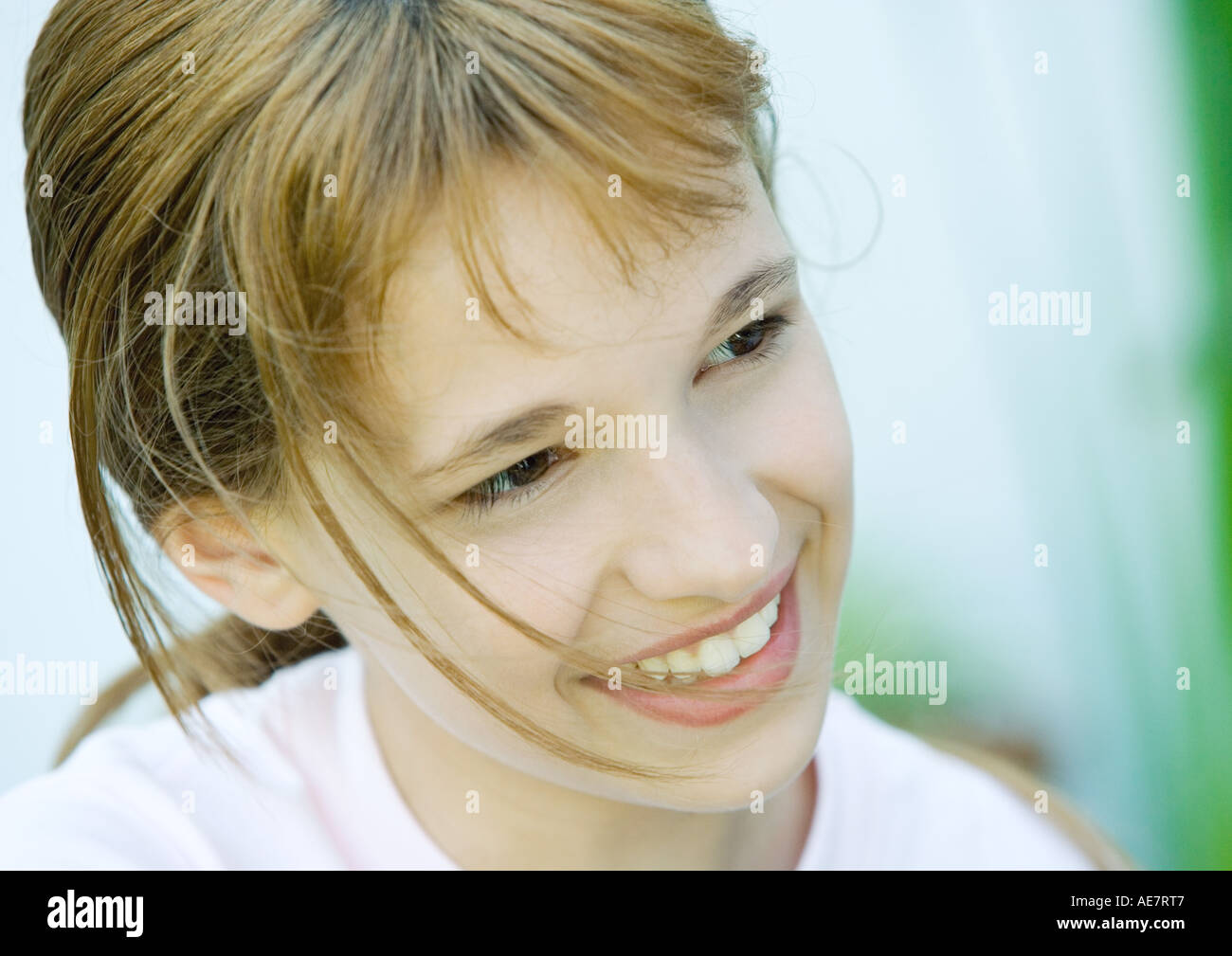Tween girl outside back view hi-res stock photography and images - Alamy