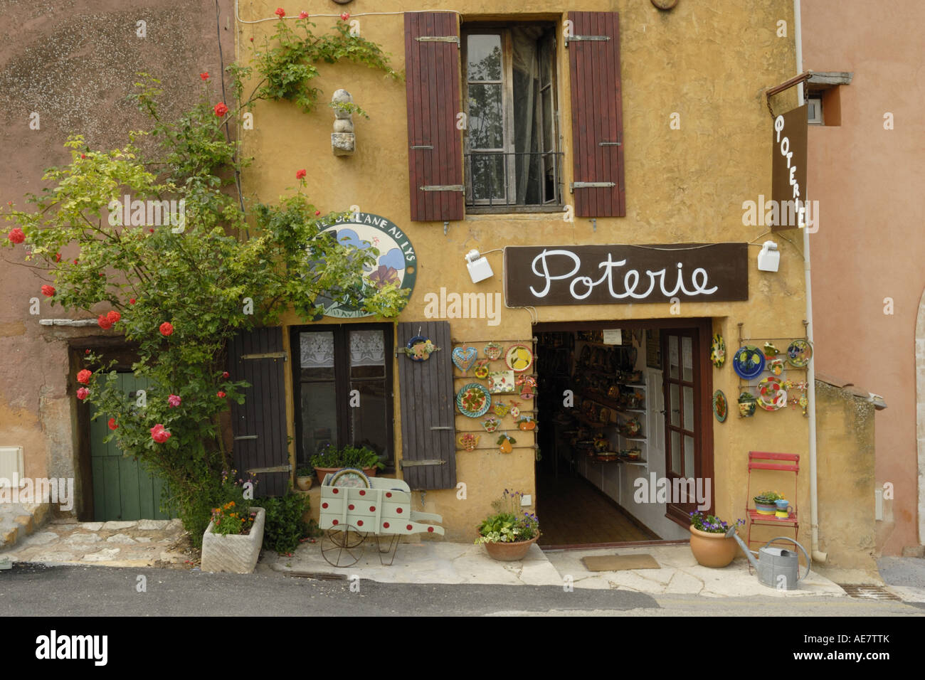 pottery, France, Provence, Colorado Provencal Stock Photo - Alamy