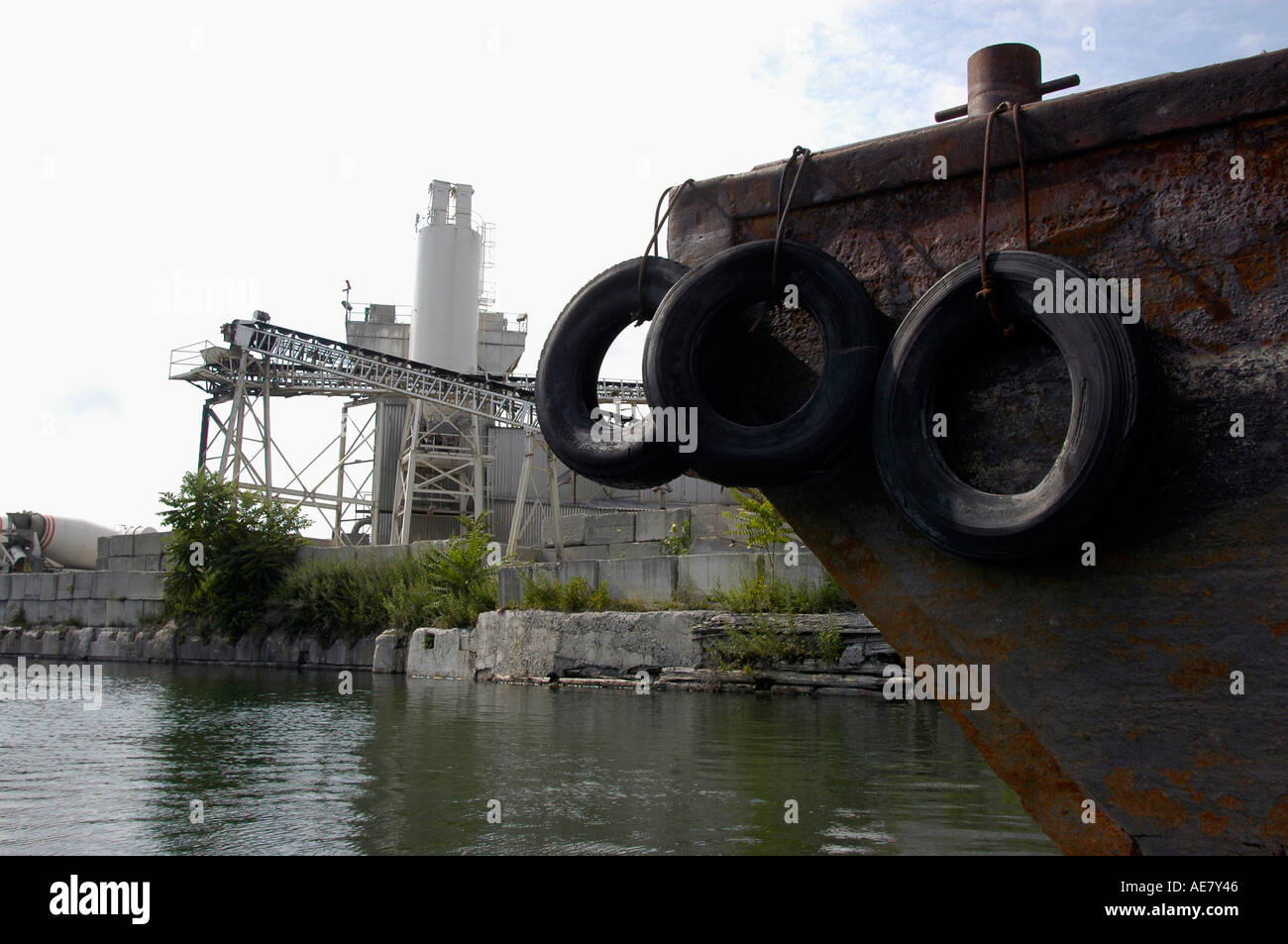 The environmental organization Urban Divers boat tour of the polluted ...