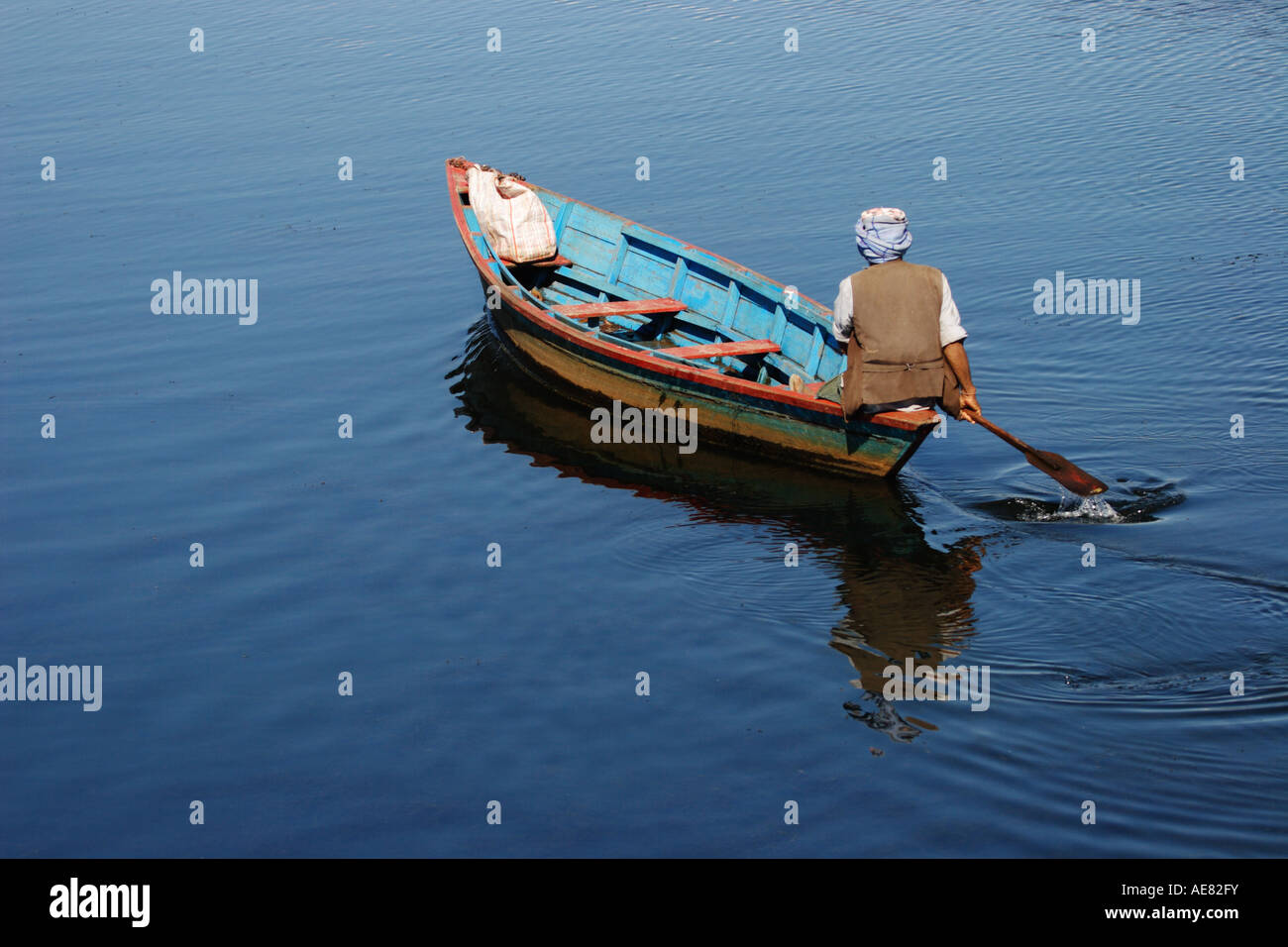 Man alone in row boat hi-res stock photography and images - Alamy