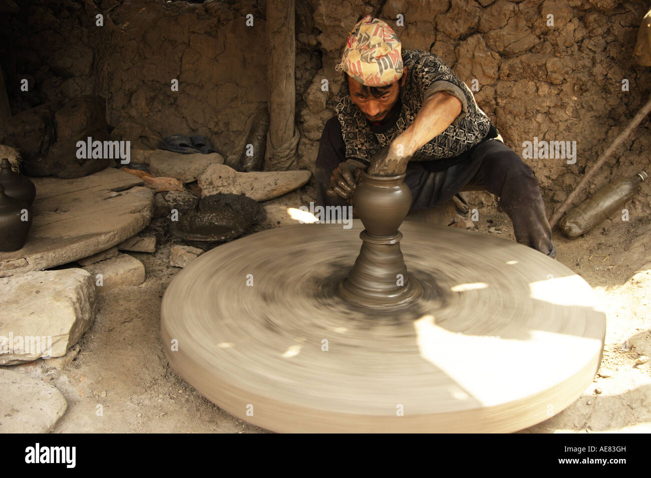 A potter at work making pots hi-res stock photography and images - Alamy