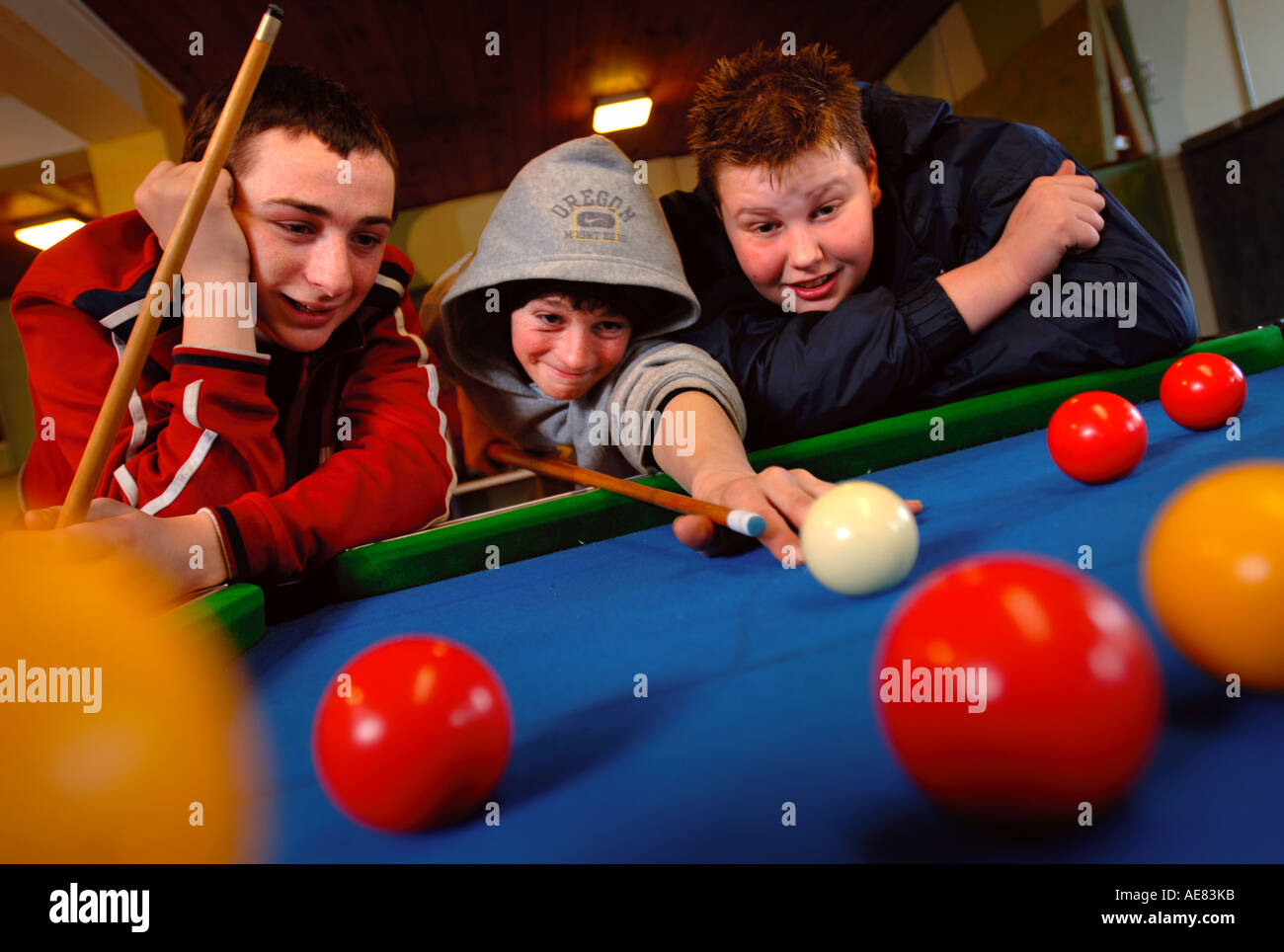 Boys playing billiards hi-res stock photography and images - Alamy