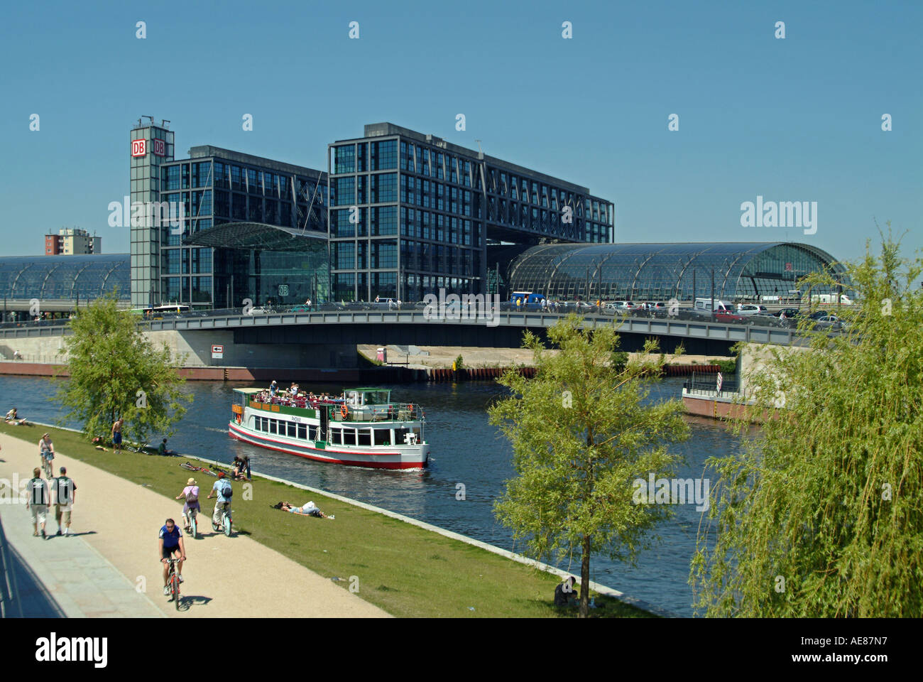 Berlin spree river boat berlin hauptbahnhof architecture hi-res stock ...