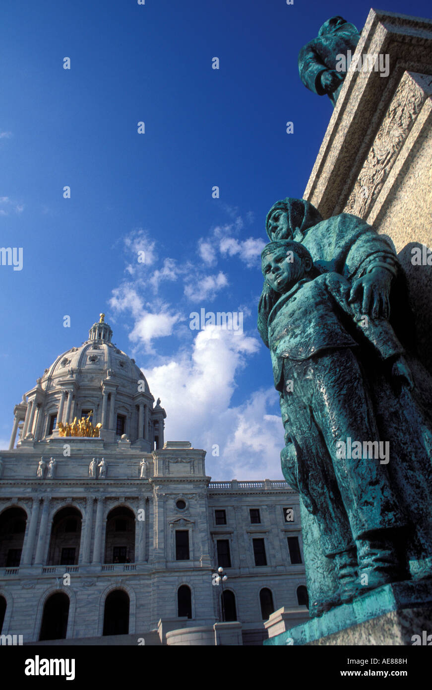 STATUE OF EARLY SETTLERS AND MINNESOTA STATE CAPITOL IN ST.PAUL ...