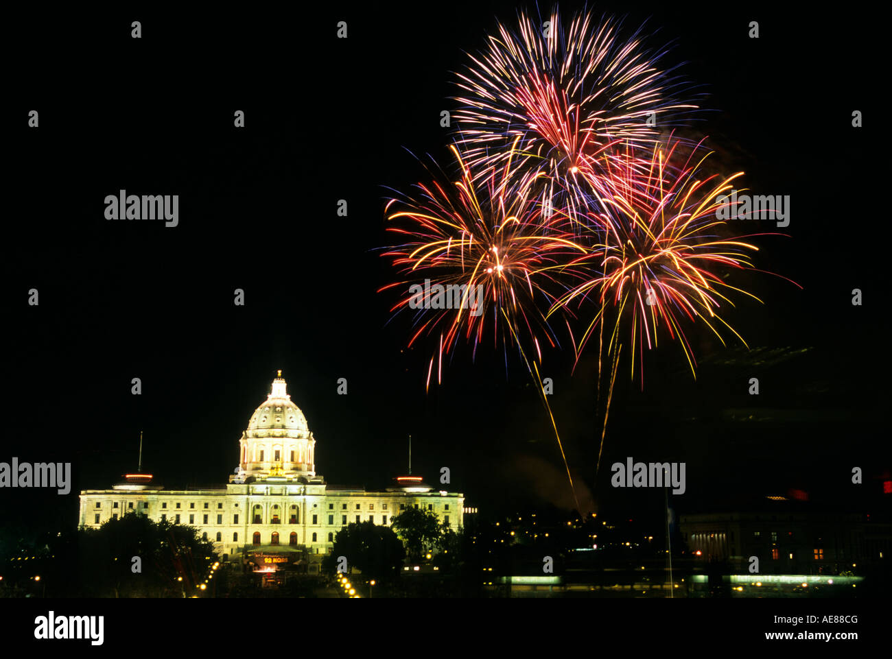4TH OF JULY FIREWORKS OVER THE MINNESOTA STATE CAPITOL BUILDING IN ST ...